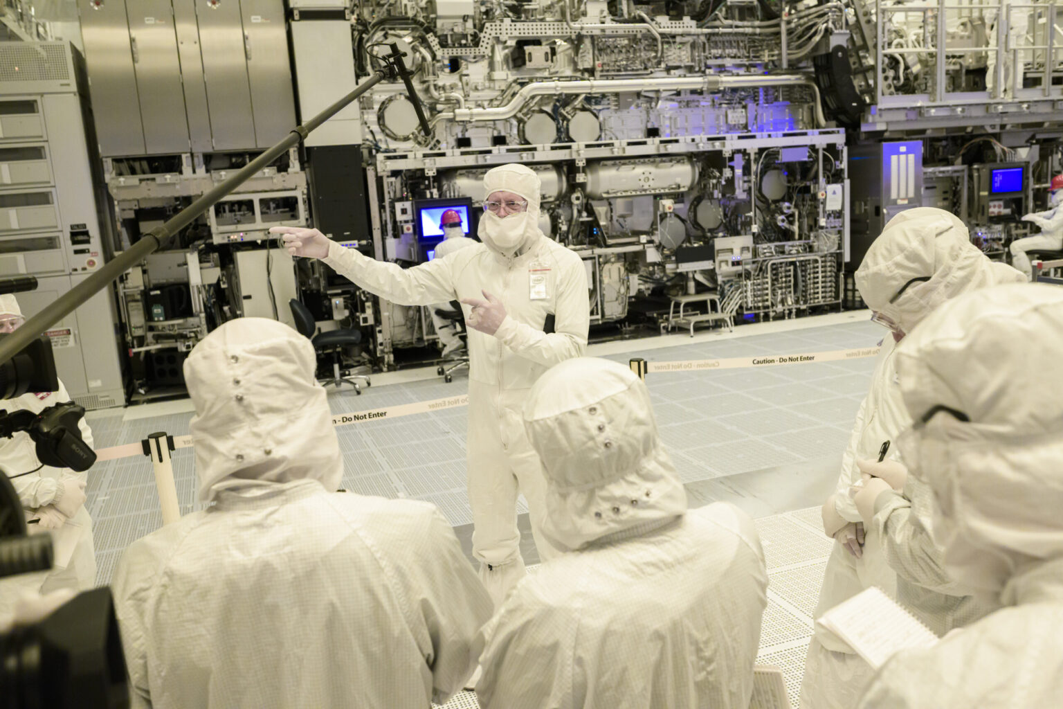 Intel to Make History On ASML’s EXE:5200B: High-NA EUV Ushers in the ...